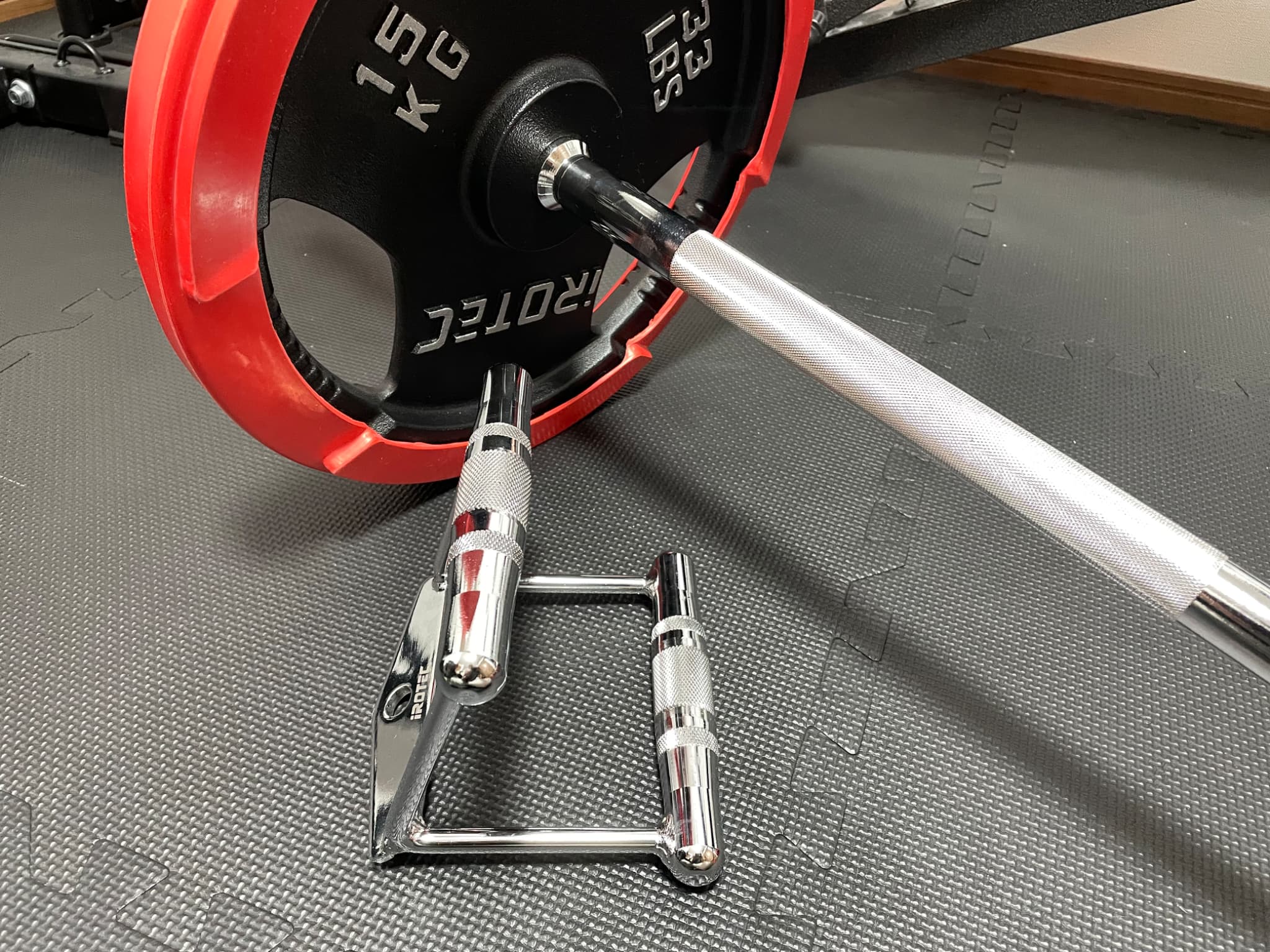 【筋トレ】自作不要！Tバーロウを自宅で行うための器具と使い方を紹介 - KikuBlog